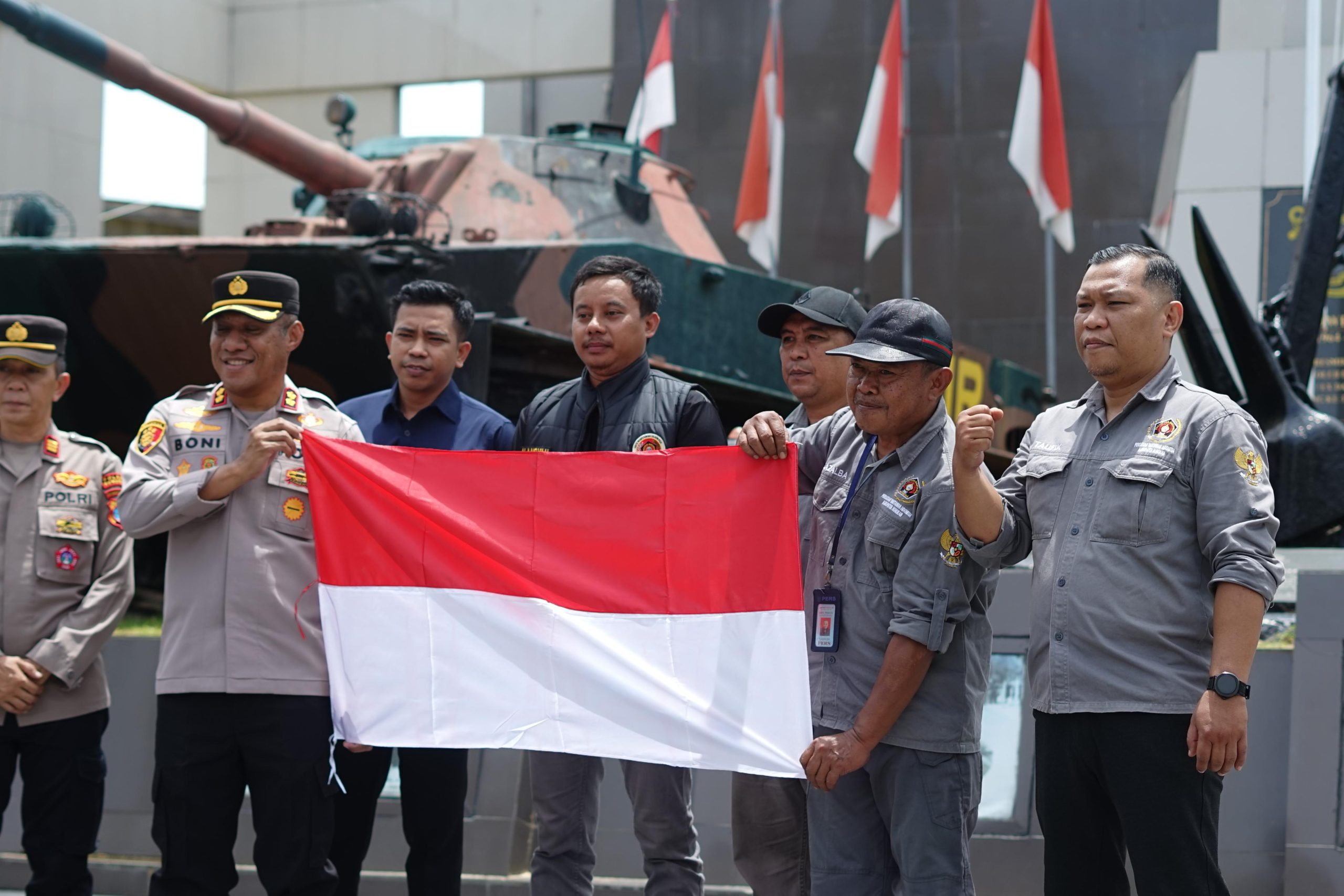 Kapolres Nunukan Serahkan Bendera Merah Putih ke PWI – PWI Nunukan